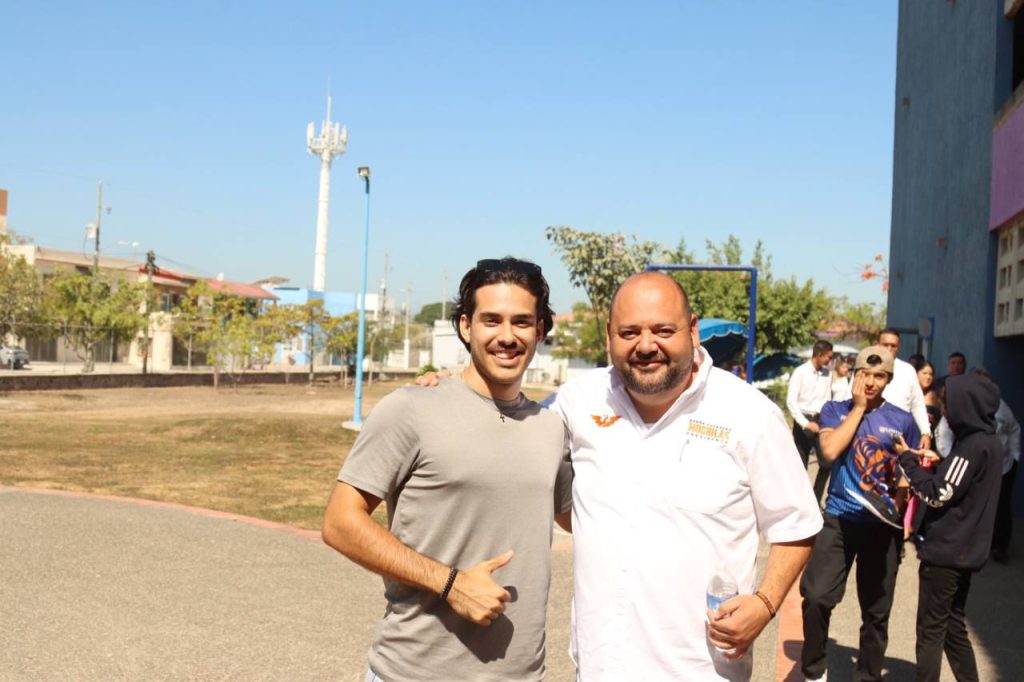 Ramón Guerrero participan en diálogo universitario