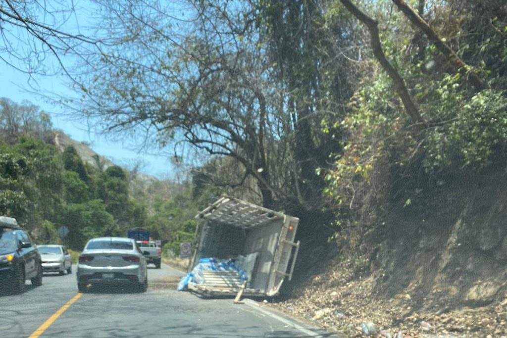 Volcadura de camioneta en la federal 200 en San Quintín (Video) Volcadura de camioneta en la federal 200 en San Quintín (Video)