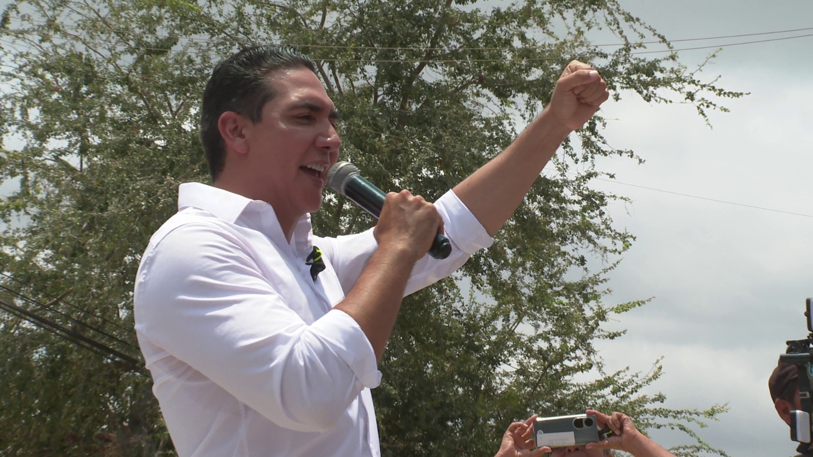 Héctor Santana recibe constancia como alcalde de Bahía