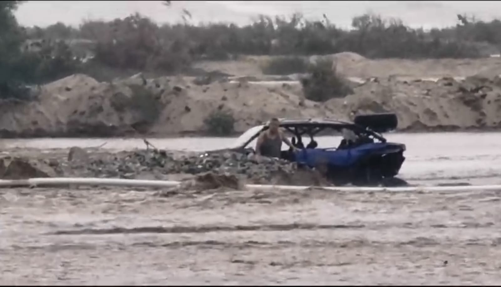 Hombre queda atrapado en arroyo de Los Barriles