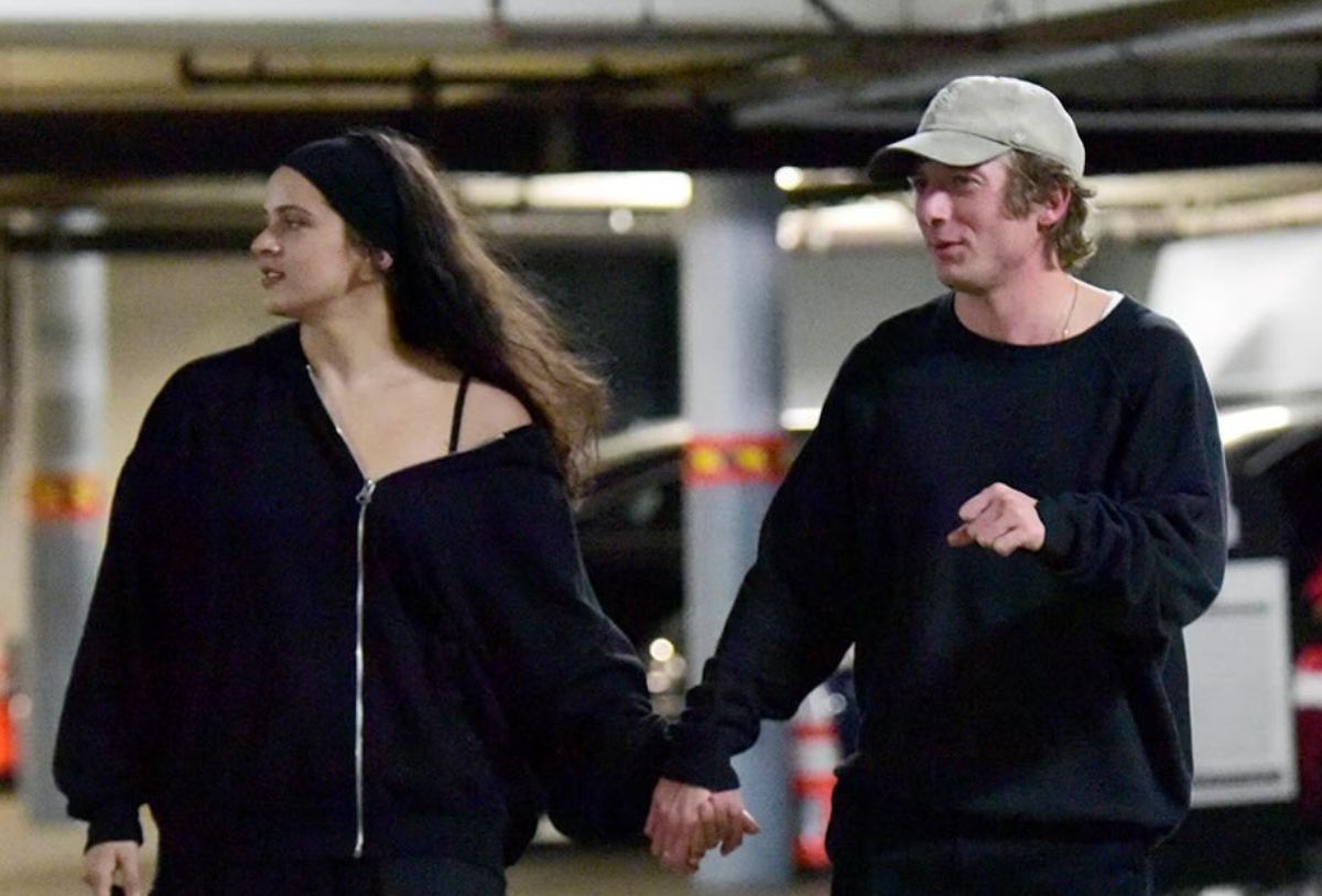 Rosalía se deja ver de la mano de Jeremy Allen White Rosalía se deja ver de la mano de Jeremy Allen White