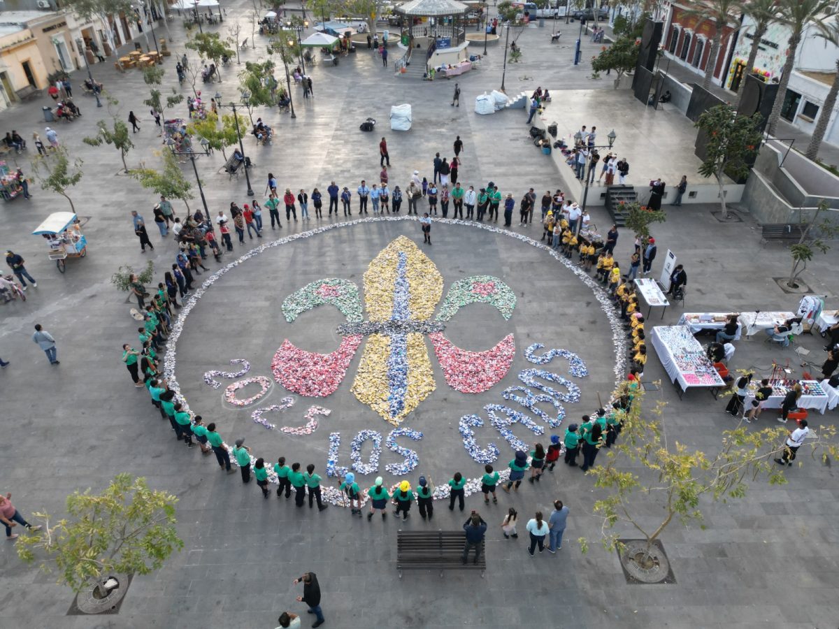 Scouts de Los Cabos forman Flor de Lis gigante con 400 kilos de aluminio
