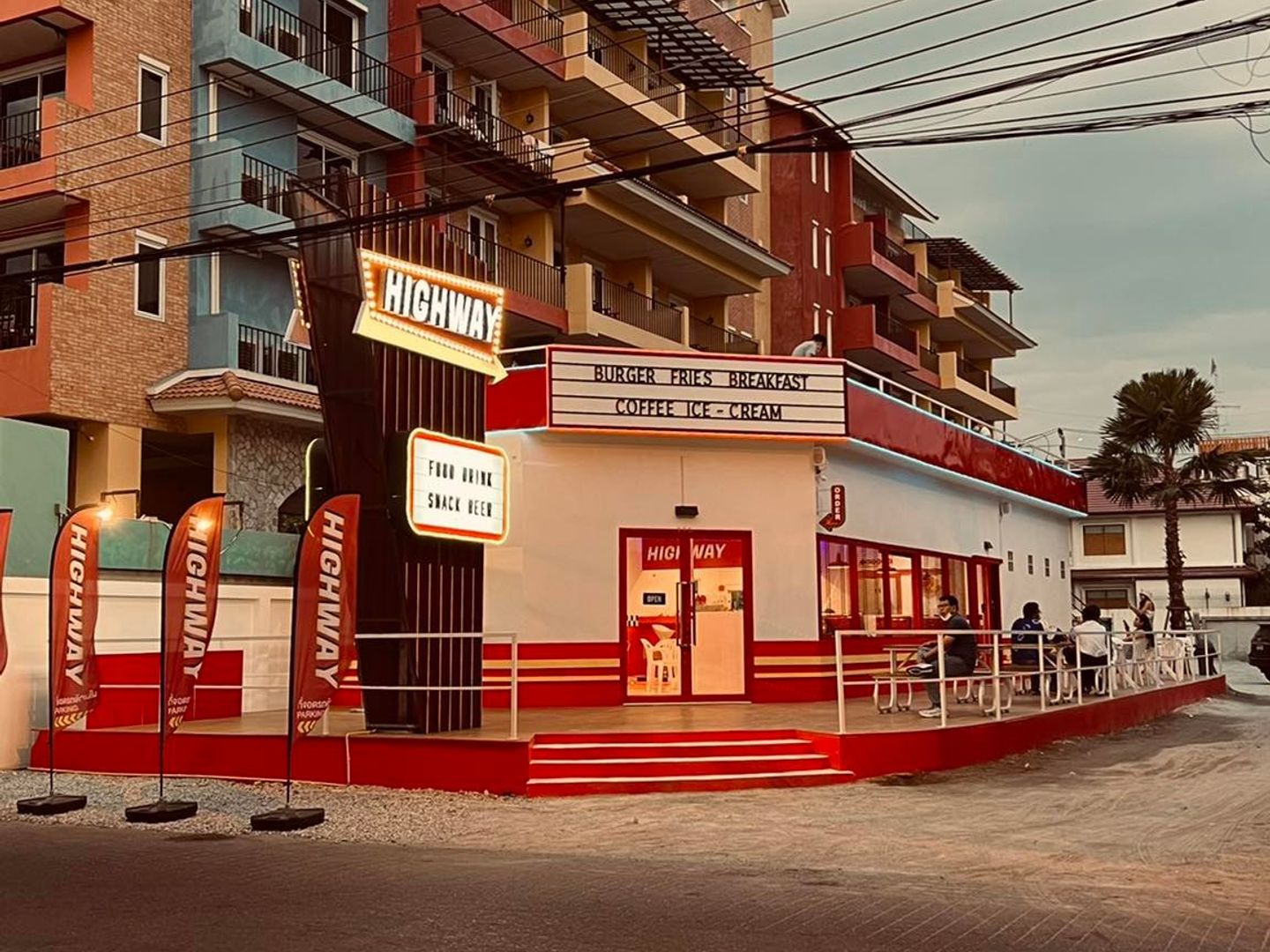 Highway Cafe ไฮเวย์ คาเฟ่ บางแสน | ดูข้อมูลที่เที่ยวบน TripNiceDay
