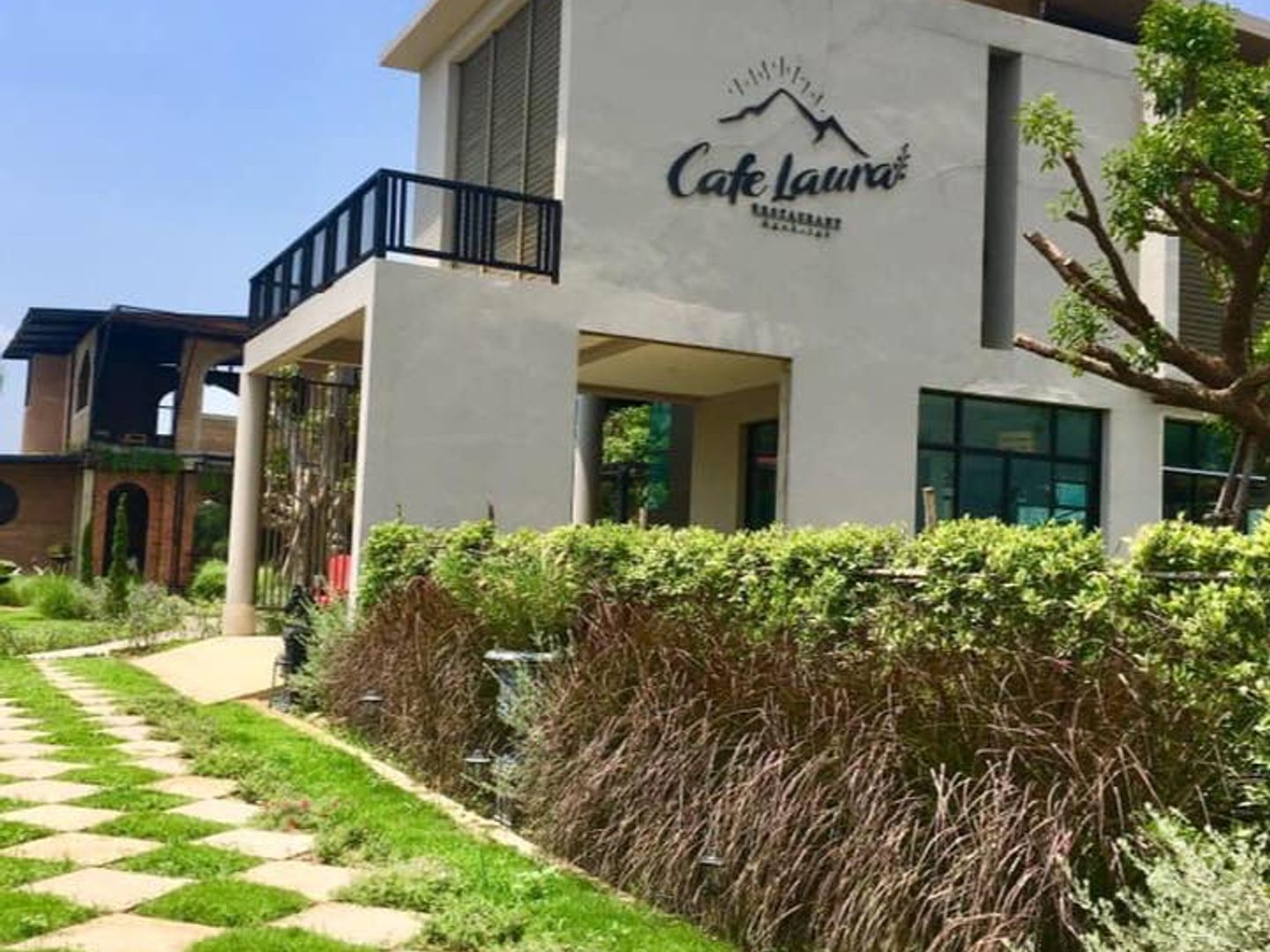 Cafe Laura Bar and Restaurant-หินกอง | ดูข้อมูลที่เที่ยวบน TripNiceDay