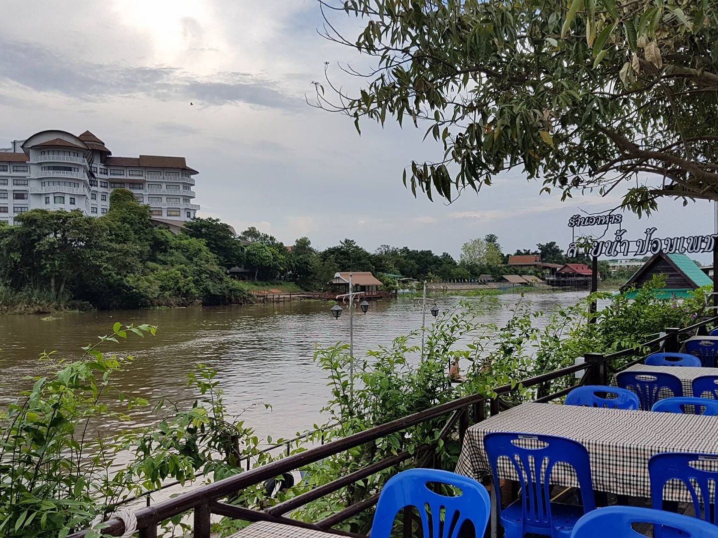 ร้านอาหารสายน้ำป้อมเพชร Sai Nam Pom Petch Restaurant | ดูข้อมูลที่ ...