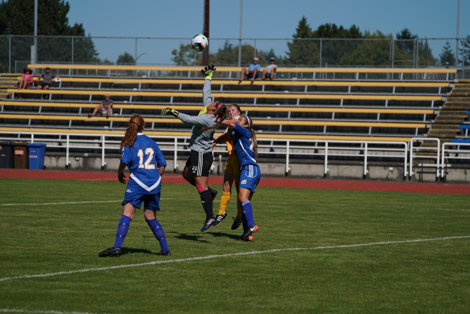 Women’s soccer struggles to find its footing, loses 1-0 to Vikes
