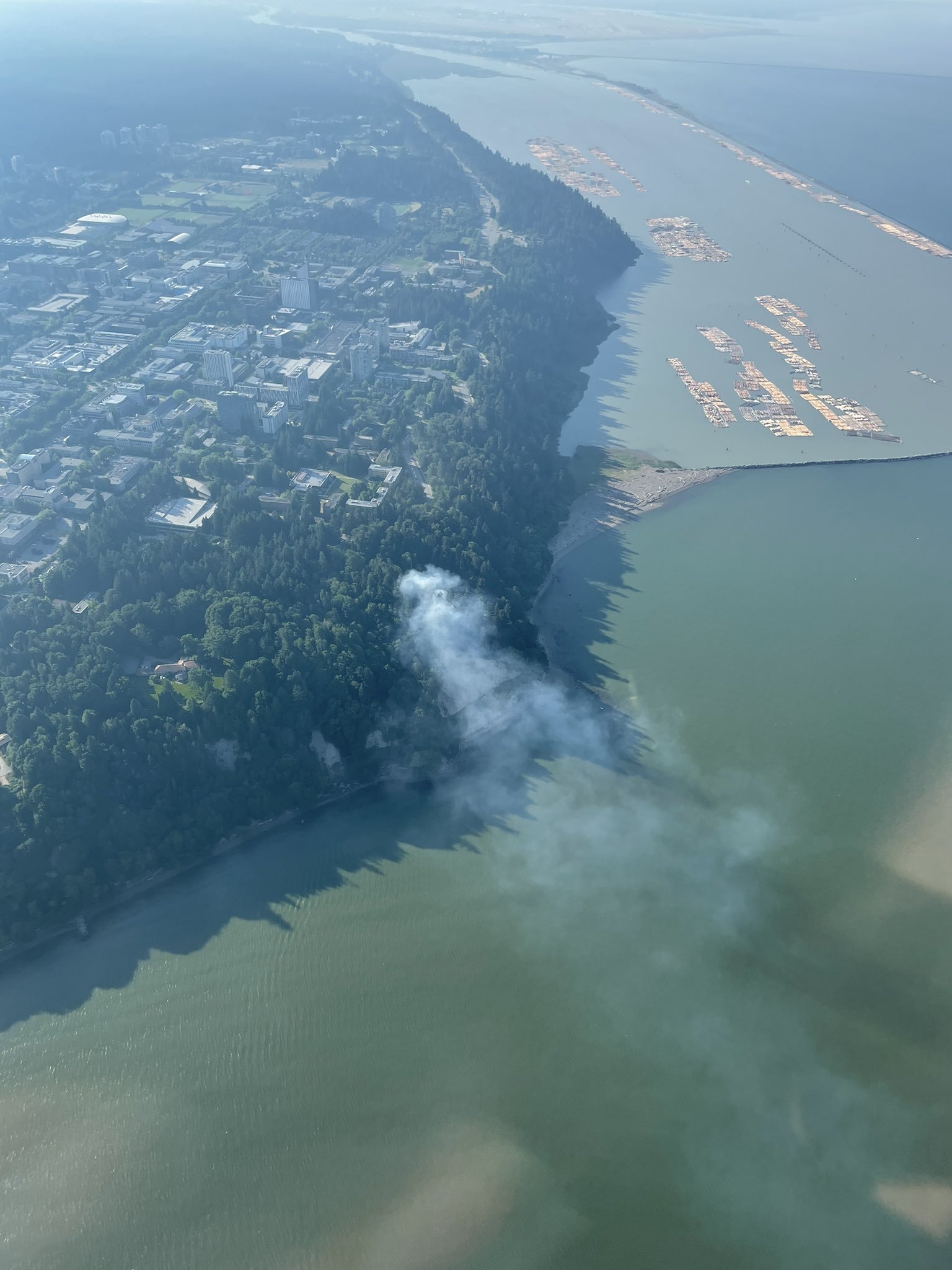 Active wildfire above Wreck Beach, firefighters facing ‘extreme conditions’