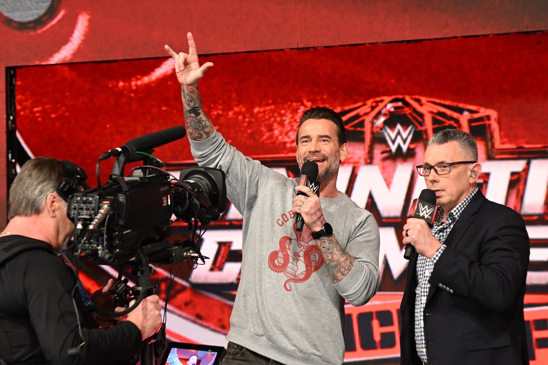 Particle News: Canadian WWE Fans Boo U.S. National Anthem at Toronto Event