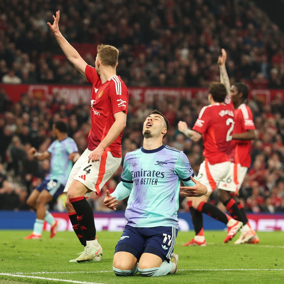 Particle News: Arsenal's Title Hopes Fade Further in 1-1 Draw at Manchester United