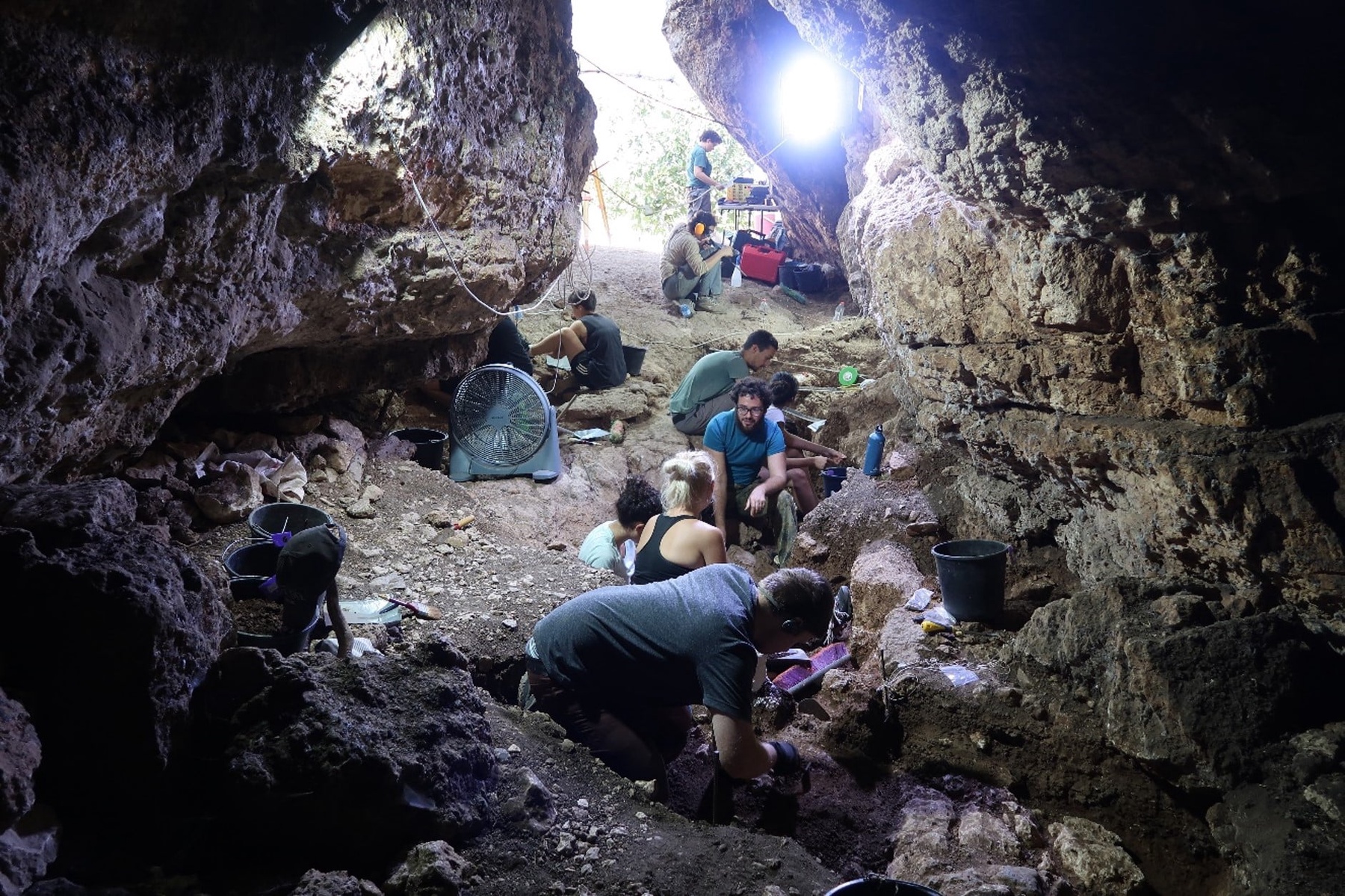 Particle News: 100,000-Year-Old Burials Reveal Cultural Exchange ...