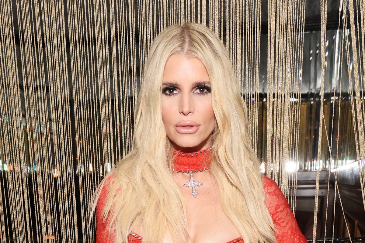 Particle News: Jessica Simpson Returns to Stage After 15 Years, Debuts ...