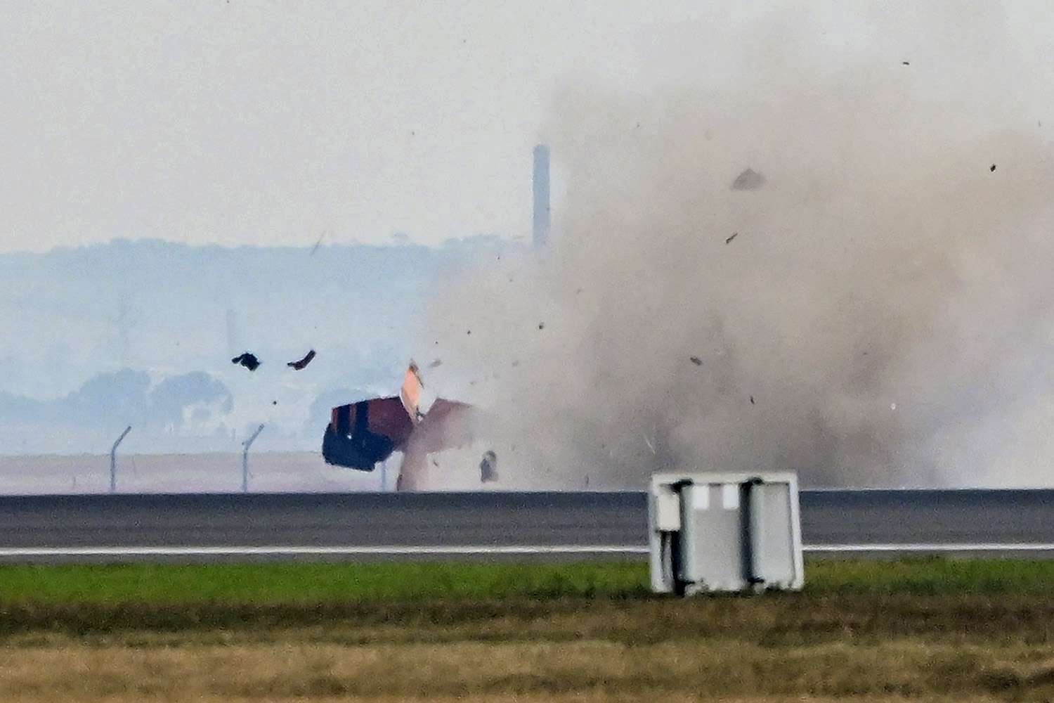 Particle News: Avalon Airshow Resumes Following Aerobatic Crash That ...