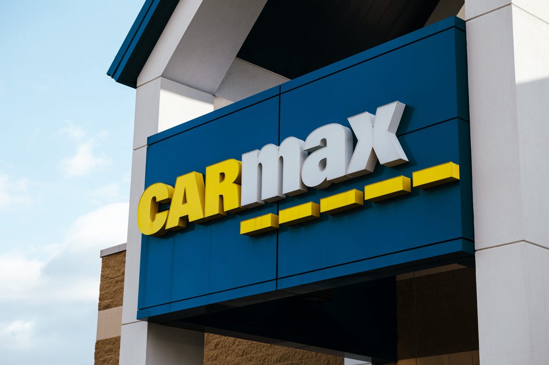 Particle News: CarMax Misses Q4 Targets, Halts Long-Term Growth Timelines