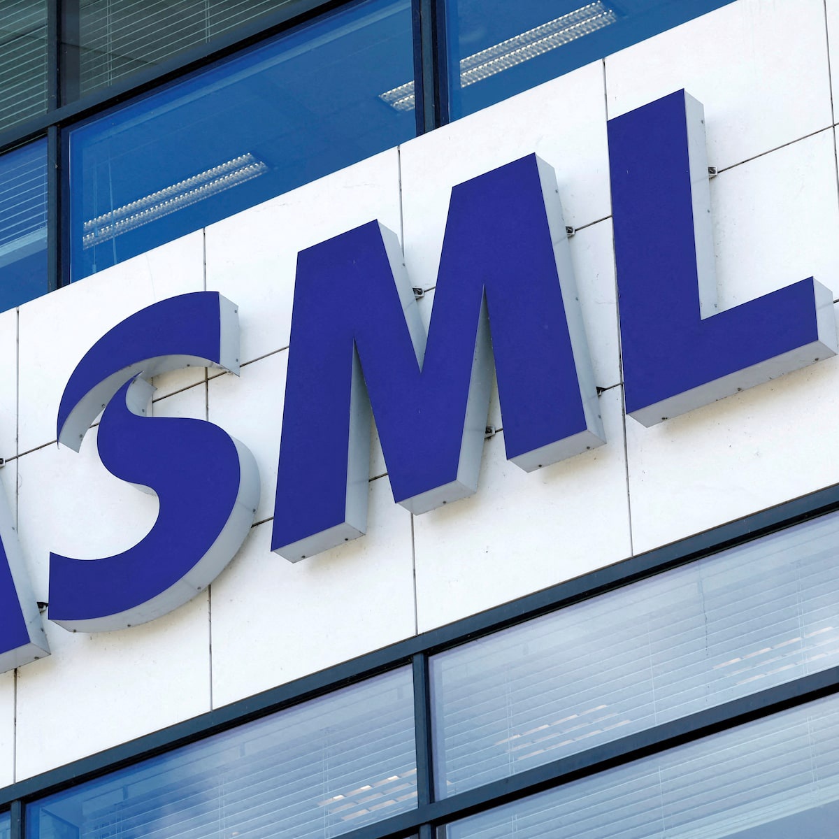 Particle News: ASML Reaffirms Growth Outlook for 2025-2026 Despite Tariff Challenges