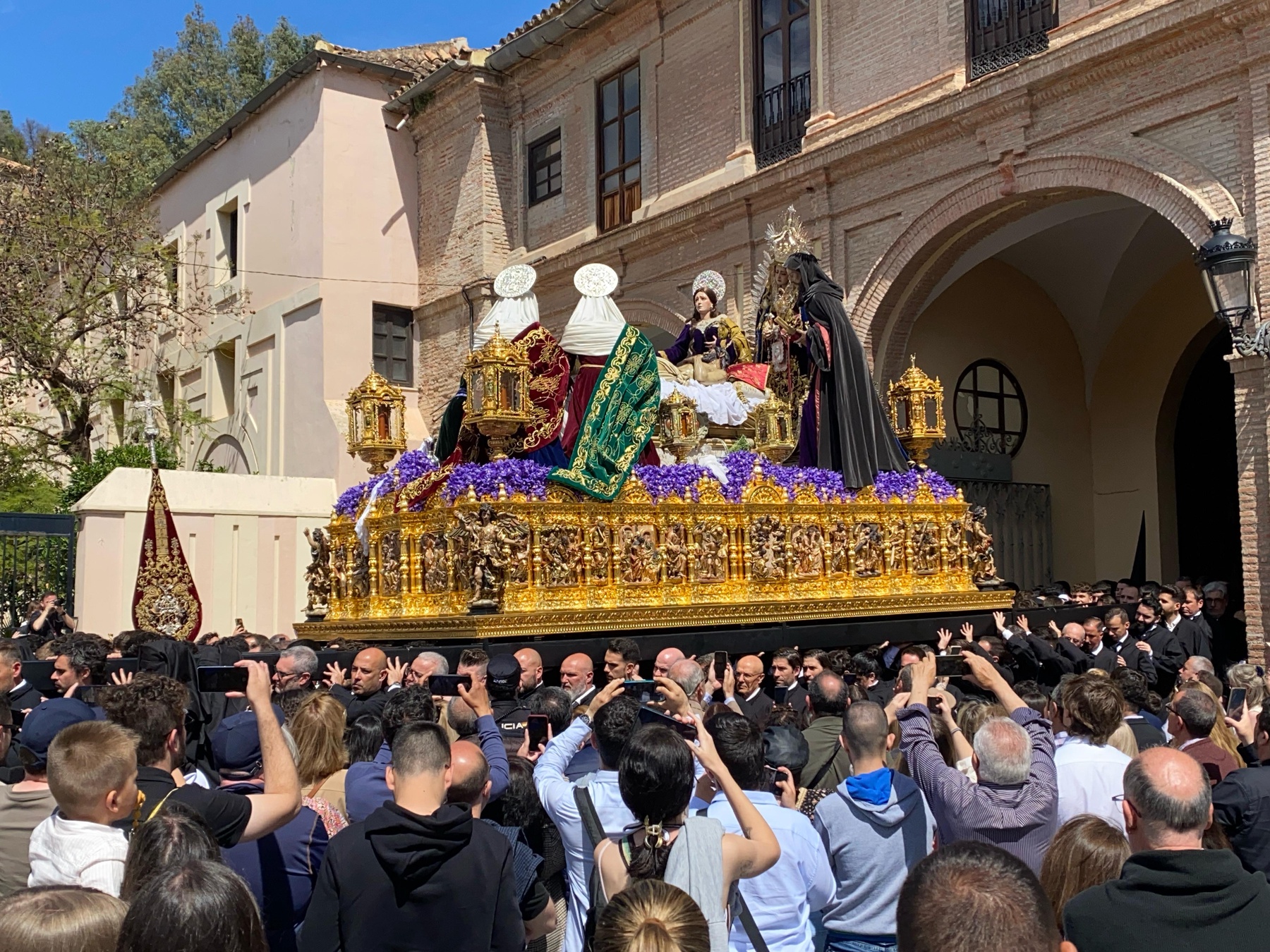 Particle News: Spain's Good Friday Processions Adapt to Weather and ...