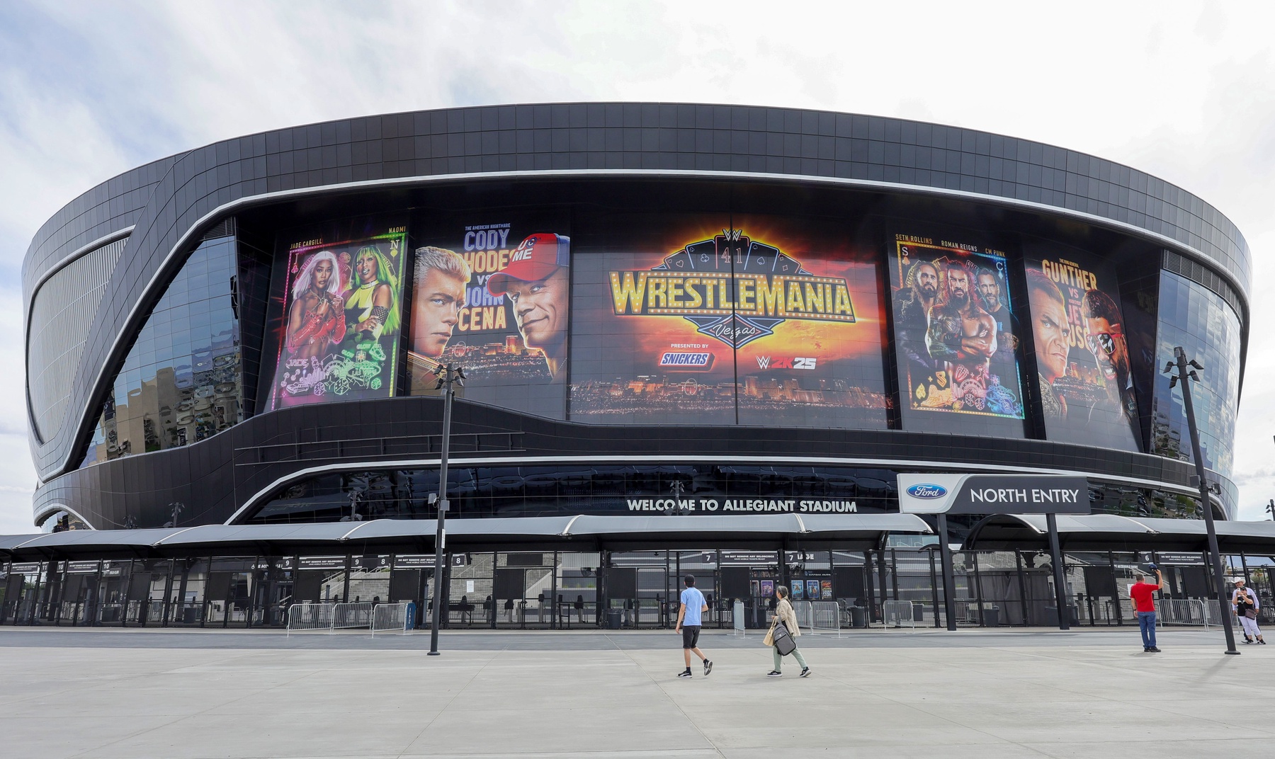 Particle News: Seth Rollins Triumphs in WrestleMania 41 Night 1 as Paul Heyman Betrays Roman ...