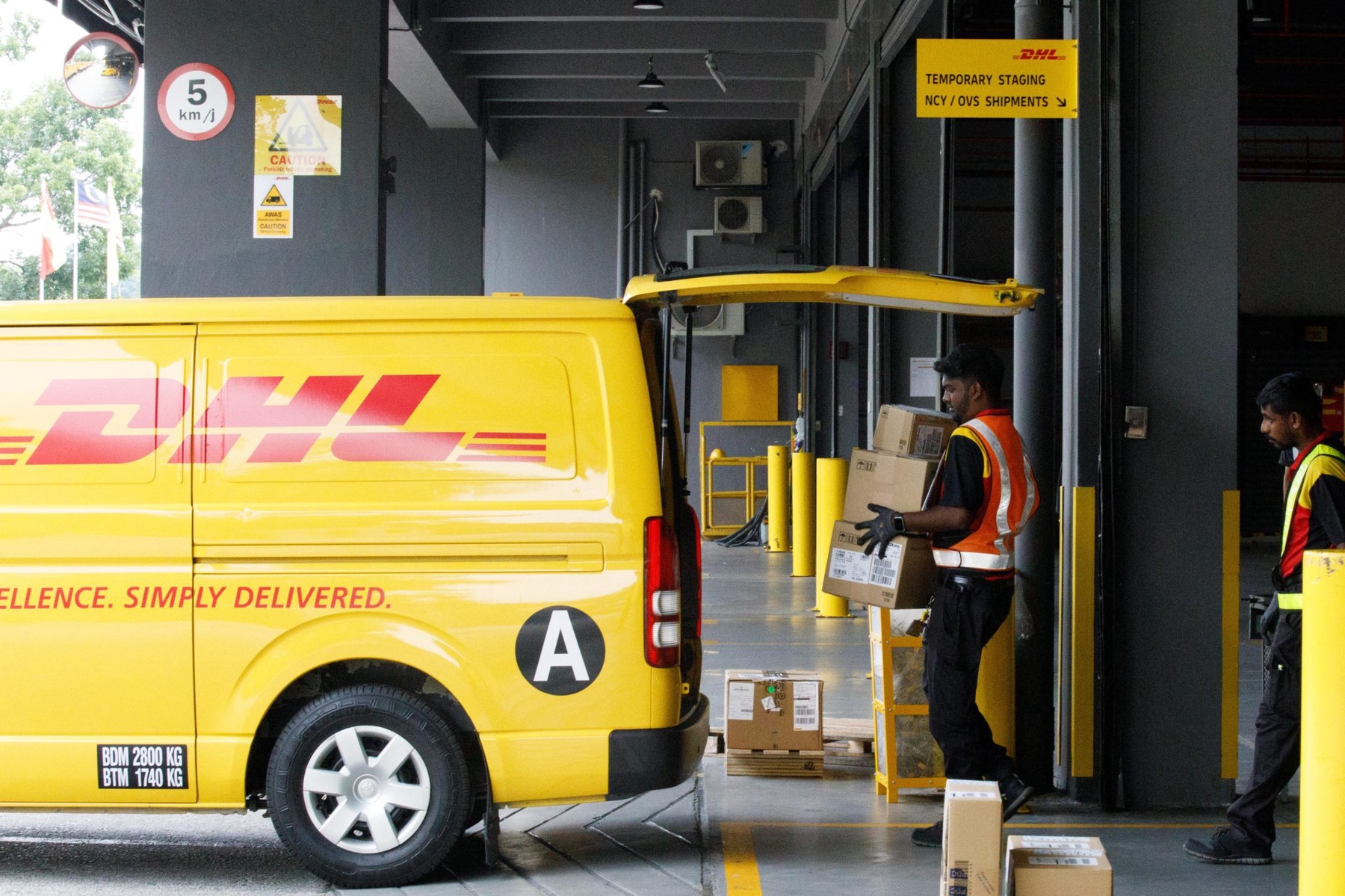 Particle: DHL Suspends U.S. Consumer Shipments Over $800 Due to Customs ...
