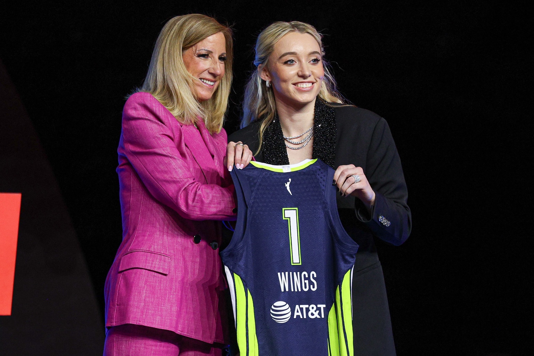 Particle News: Paige Bueckers Officially Introduced as Dallas Wings’ No. 1 Pick