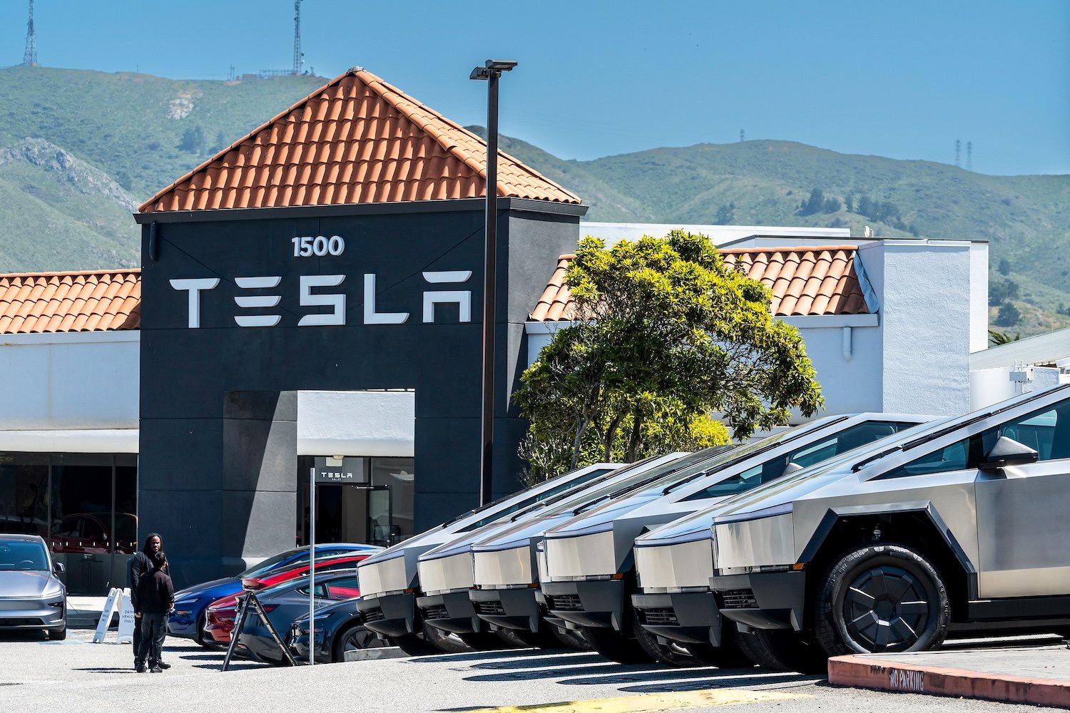 Particle News: Tesla Manager Fired After Calling for Elon Musk's ...