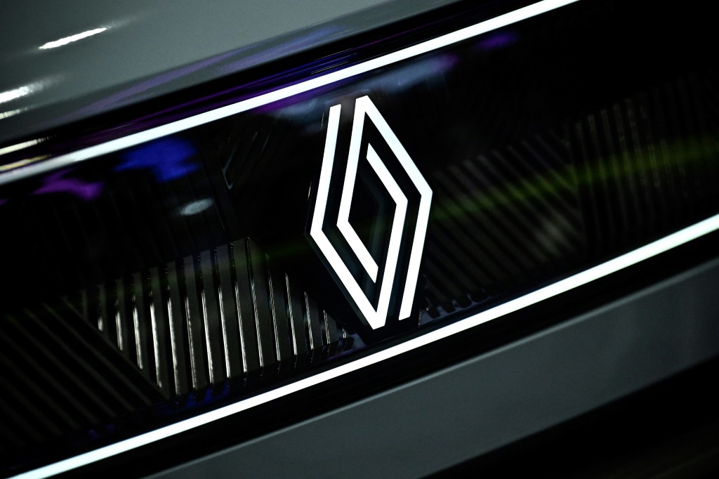 Particle News: Renault Names Duncan Minto Interim CEO, Cuts 2025 Targets