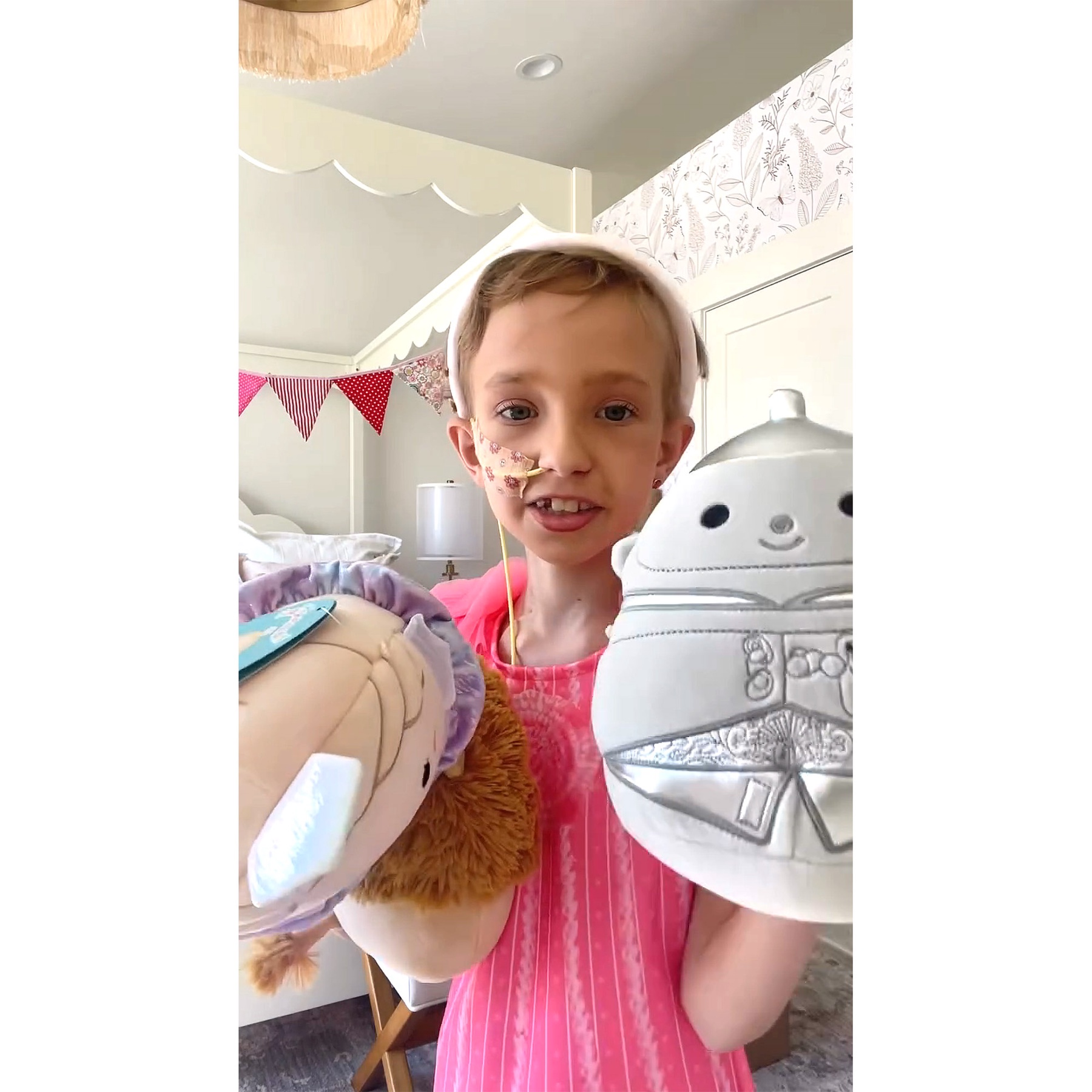 Particle News: Ariana Grande Surprises Young Cancer Influencer With ...