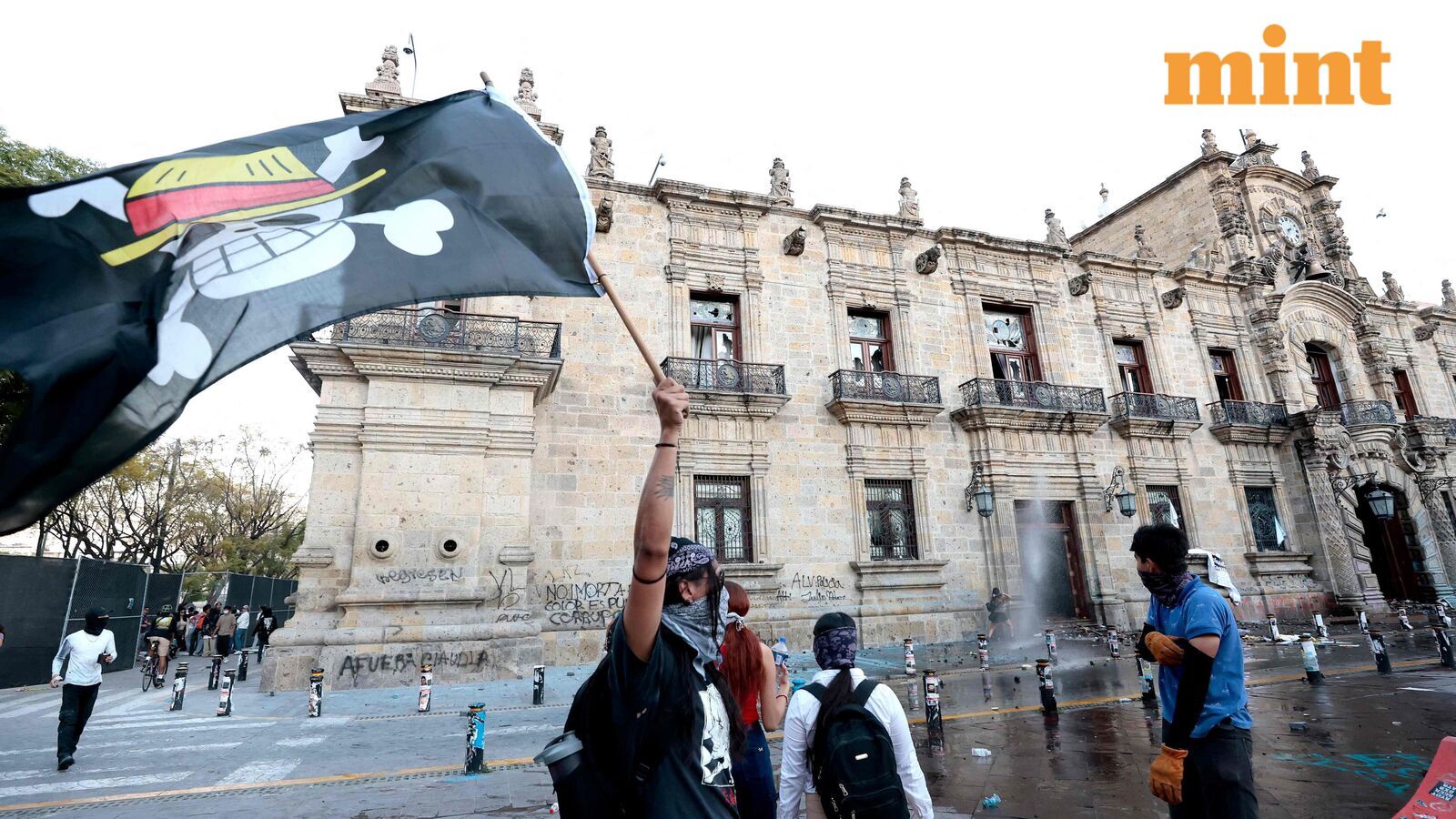 Particle: One Piece ‘Straw-Hat’ Flag Fronts Mexico’s Gen Z Protests ...