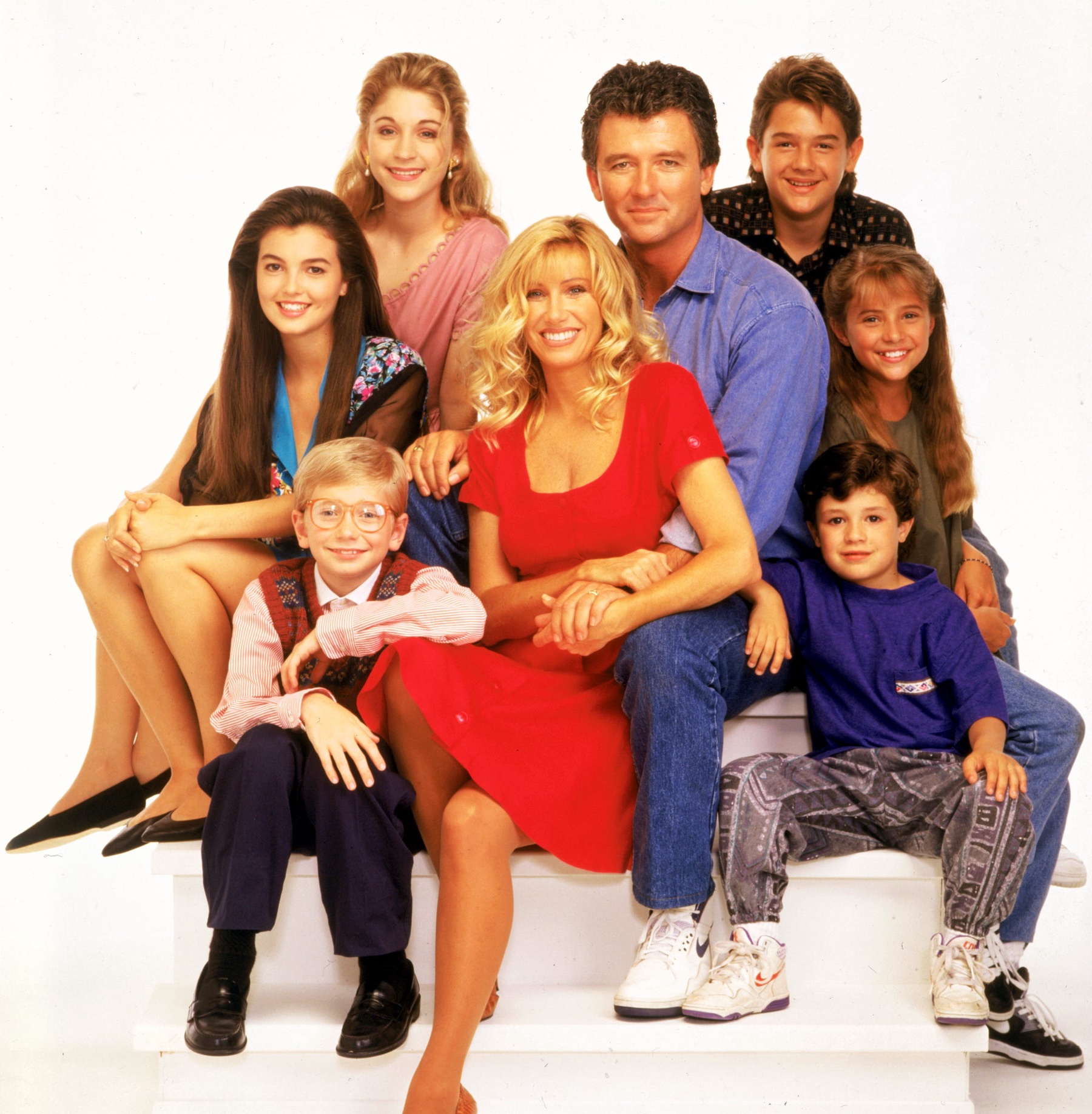 Particle News: Step by Step Cast Honors Suzanne Somers at 90s Con Reunion