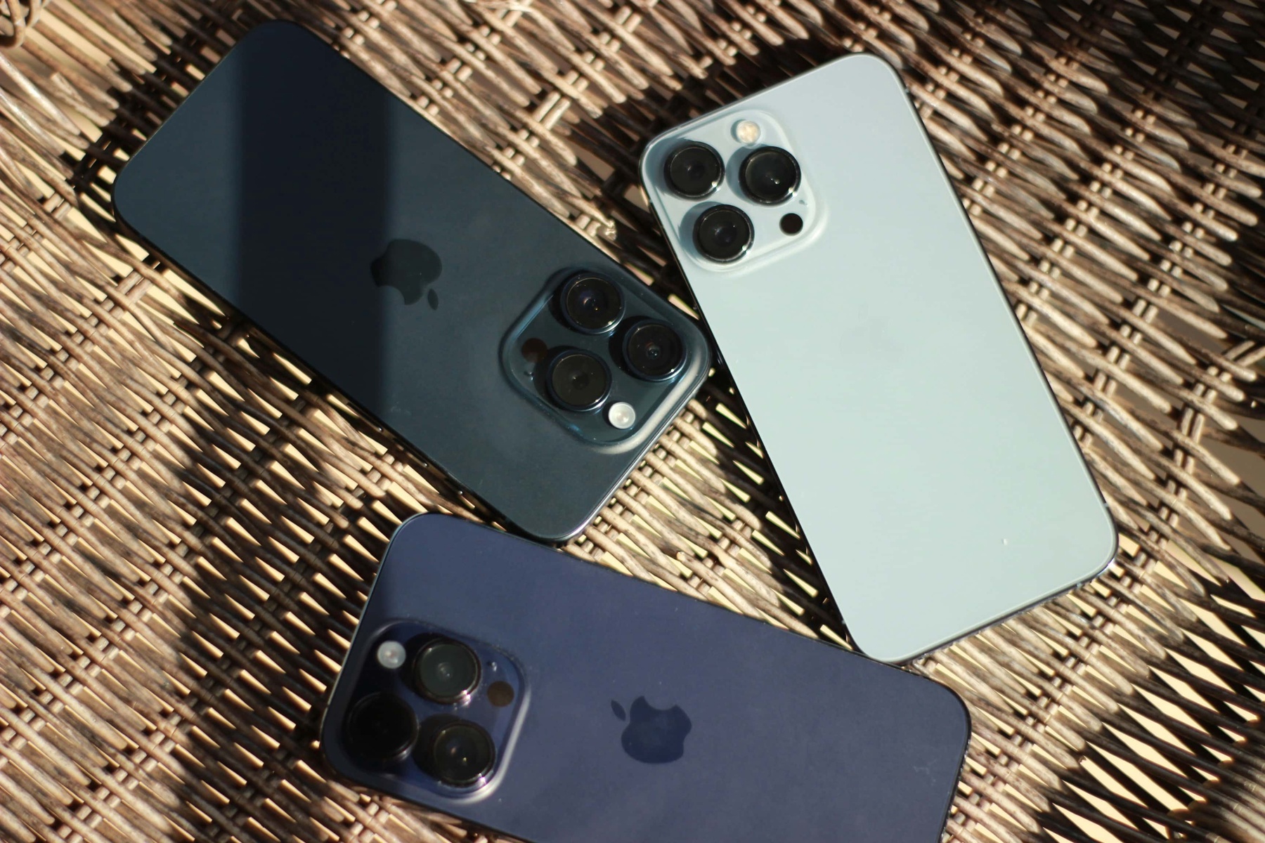 Particle: iPhone 16 Pro to Introduce New Rose Titanium Color