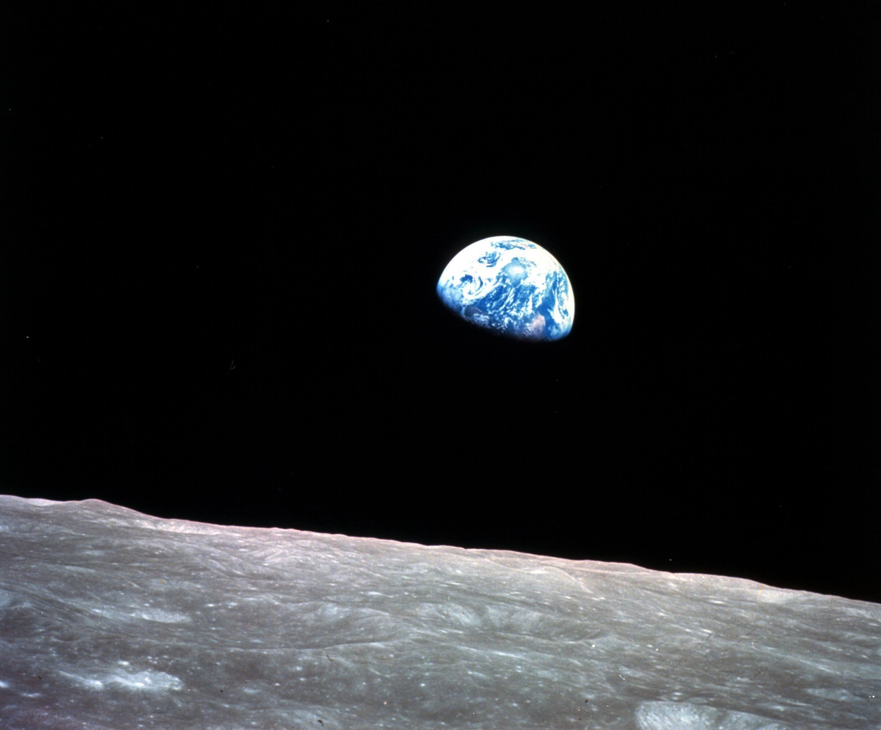 Particle News: Apollo 8 Astronaut William Anders Dies at 90 in Plane Crash