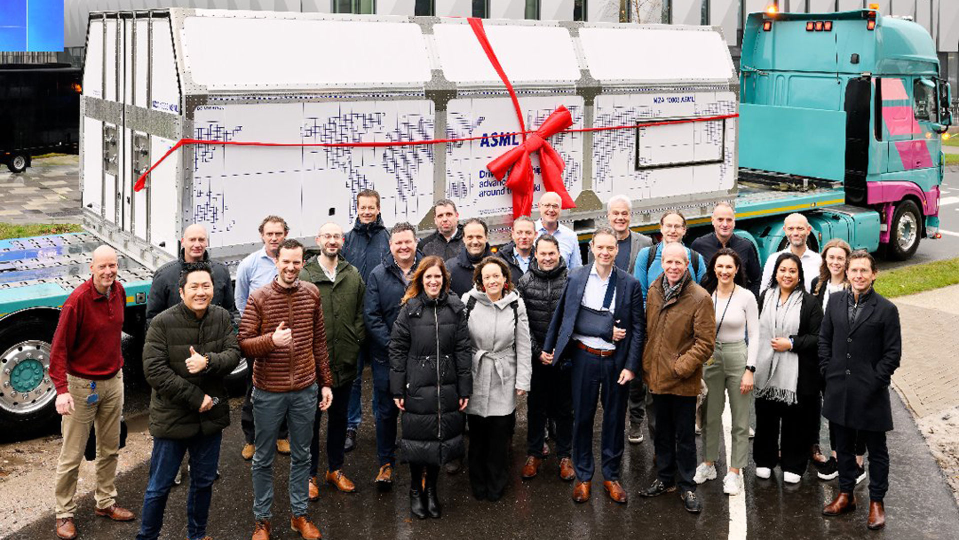 Particle News: ASML Ships First High-NA EUV Lithography Scanner to Intel