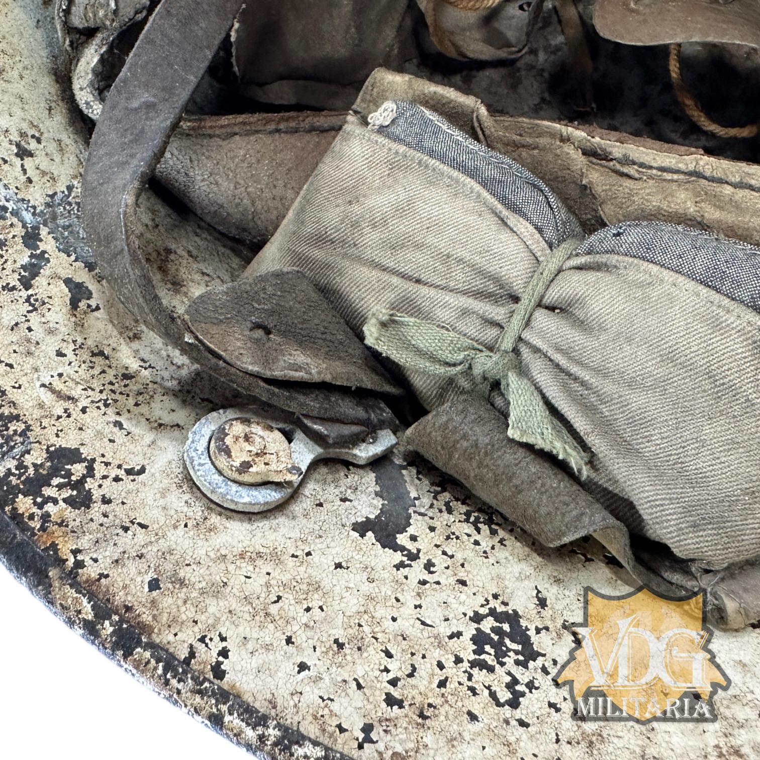 Irish M1927 White Painted Vickers Helmet, complete with Liner ...