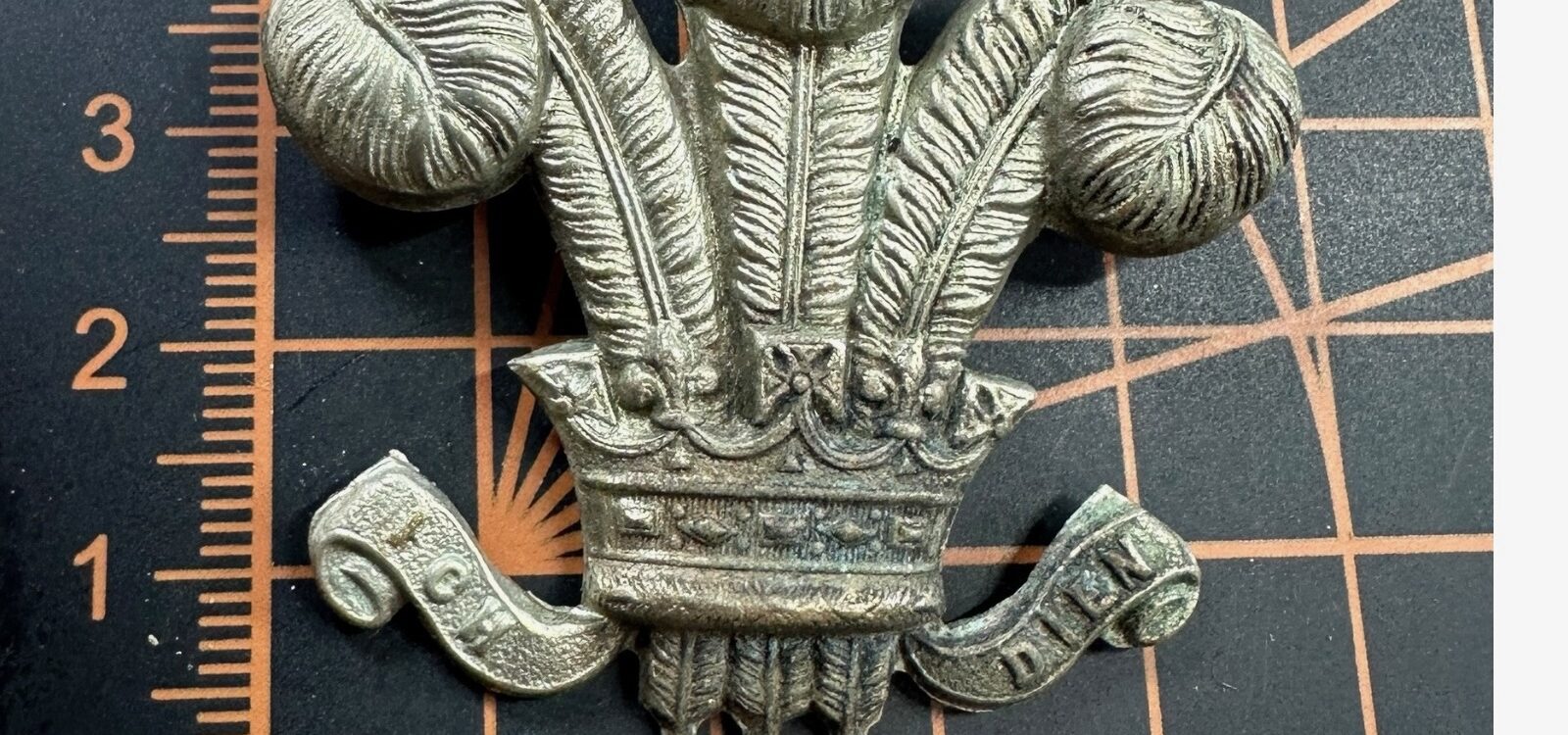 WW2 British Army Welsh "Ich Dien" Regiment Cap Badge | VDG Militaria