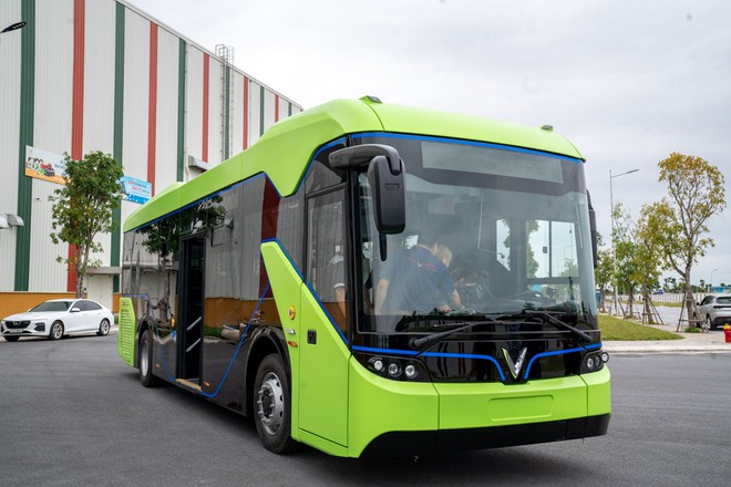 Benefits and barriers to full implementation of electric buses | VinFast
