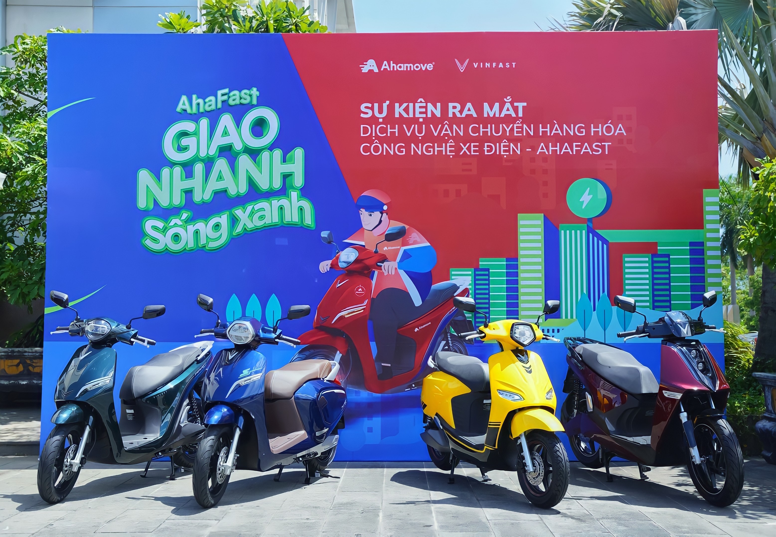 VinFast hợp tác Ahamove ra mắt dịch vụ vận chuyển hàng hóa trên nền ...