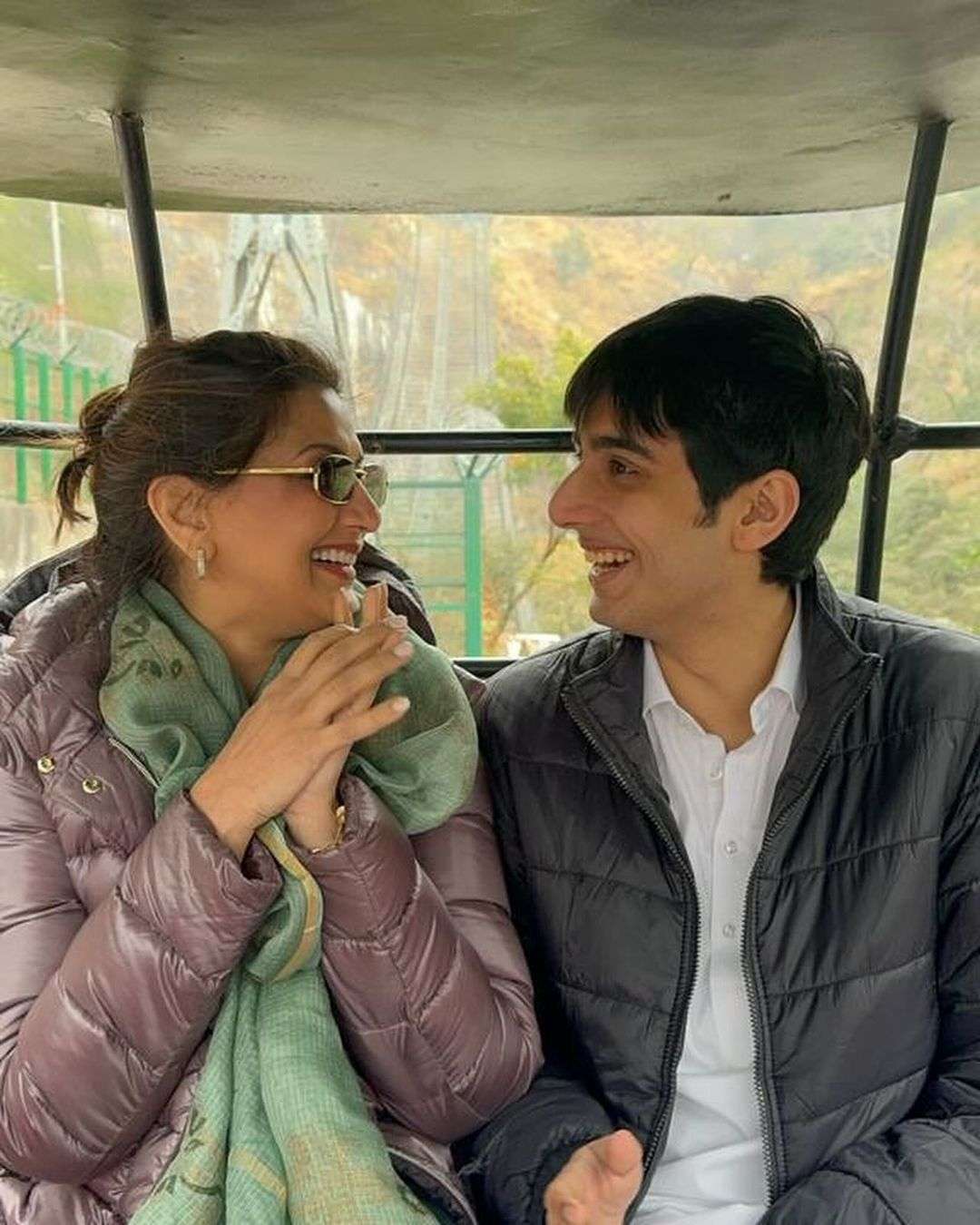 Sonali Bendre enjoys rickshaw rides with family in Haridwar, take part ...