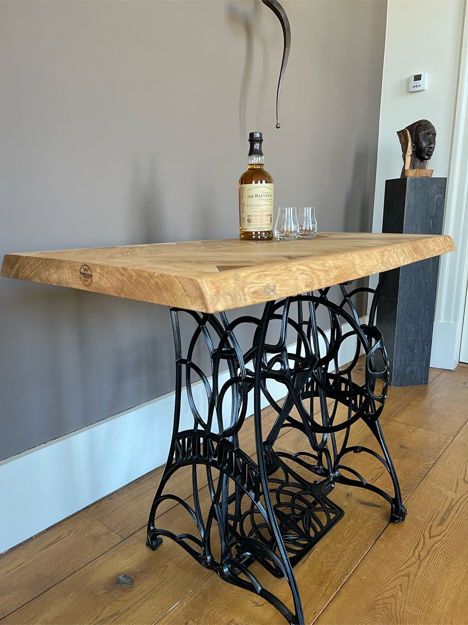 Constance-woo Design side table treadle sewing machine | € 550 | Whoppah