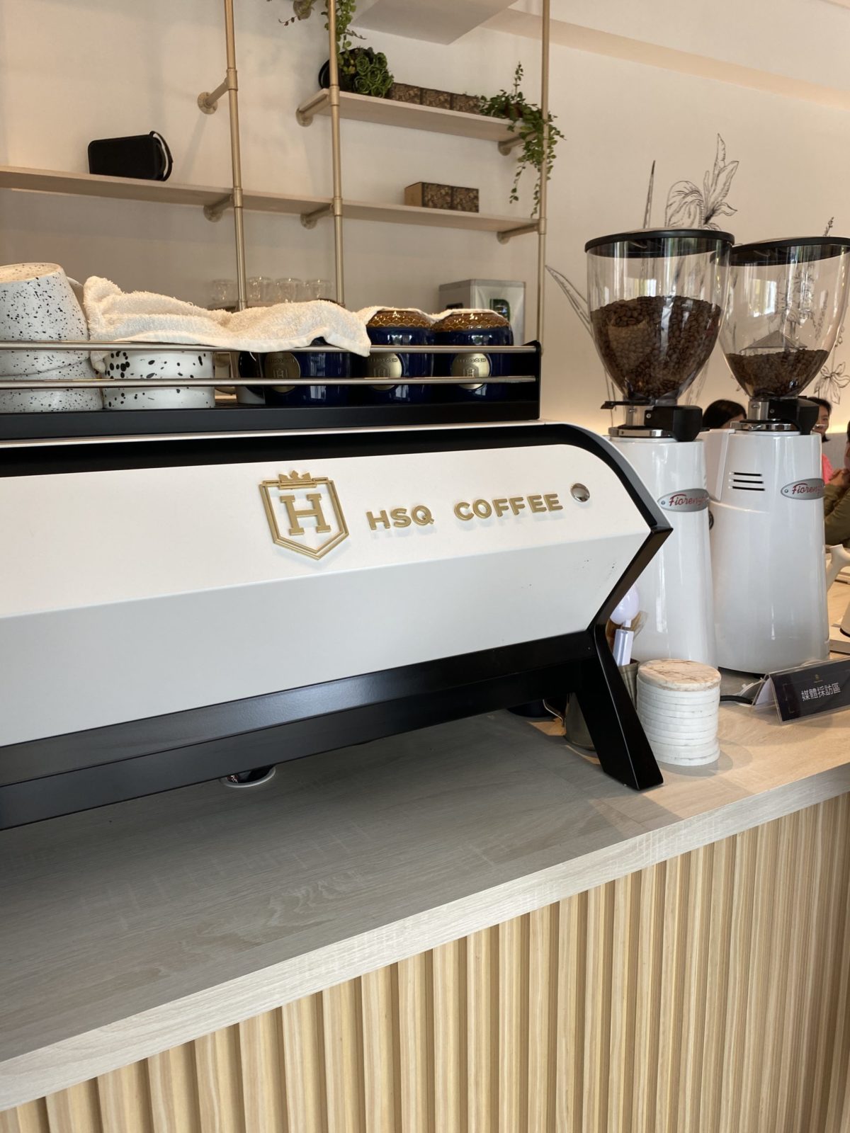 原來HSQ COFFEE是八點檔男神開的？英倫風咖啡廳怎麼拍都美