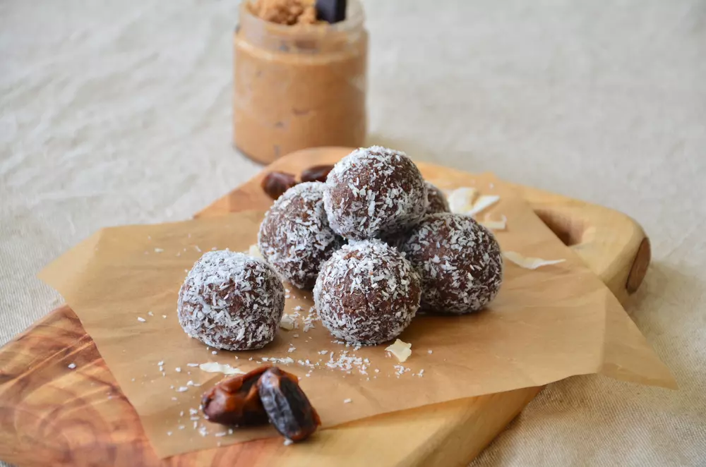 Delicious & Nutritious: Chocolate Date Truffles Recipe