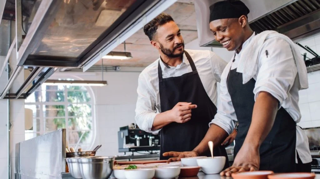 Berapa Gaji Cook Helper KAI? Ketahui Tugasnya Juga! | Jadi BUMN