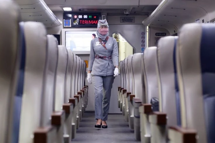 Kaget Bisa Sentuh 2 Digit! Berapa Gaji Pramugari Kereta Api KAI | Jadi BUMN