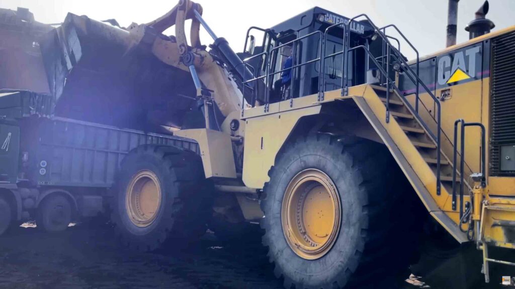 Caterpillar 990 – A Heavy-Duty Coal Loading Machine - Mega Machines Channel