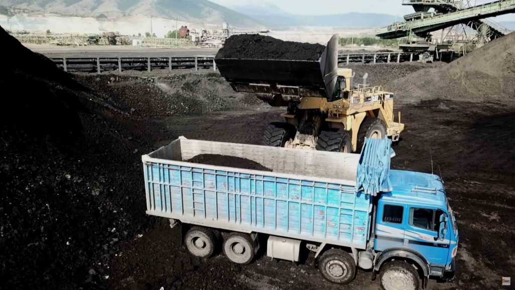 Inside the World's Largest Wheel Loader at Work
