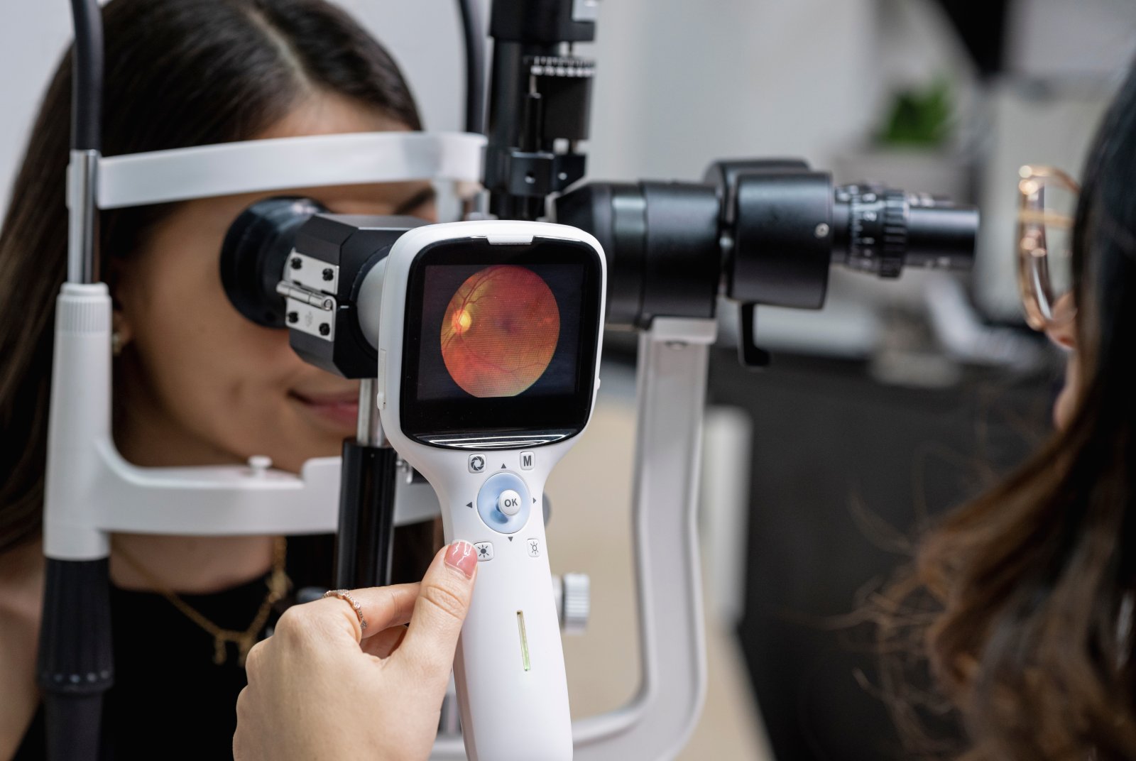 近視300度也會視網膜剝離 你有飛蚊症嗎？醫師警告這3狀況別拖｜天下雜誌