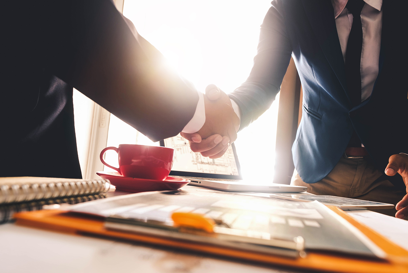 老外說“put it there”、“put you out”是什麼意思？｜天下雜誌