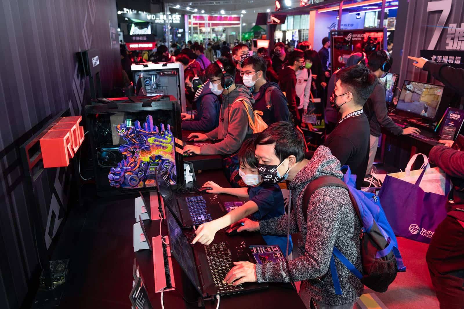 幫家裡還債上網賣東西 台灣移民二代，打造美國電競桌電第5強｜天下雜誌