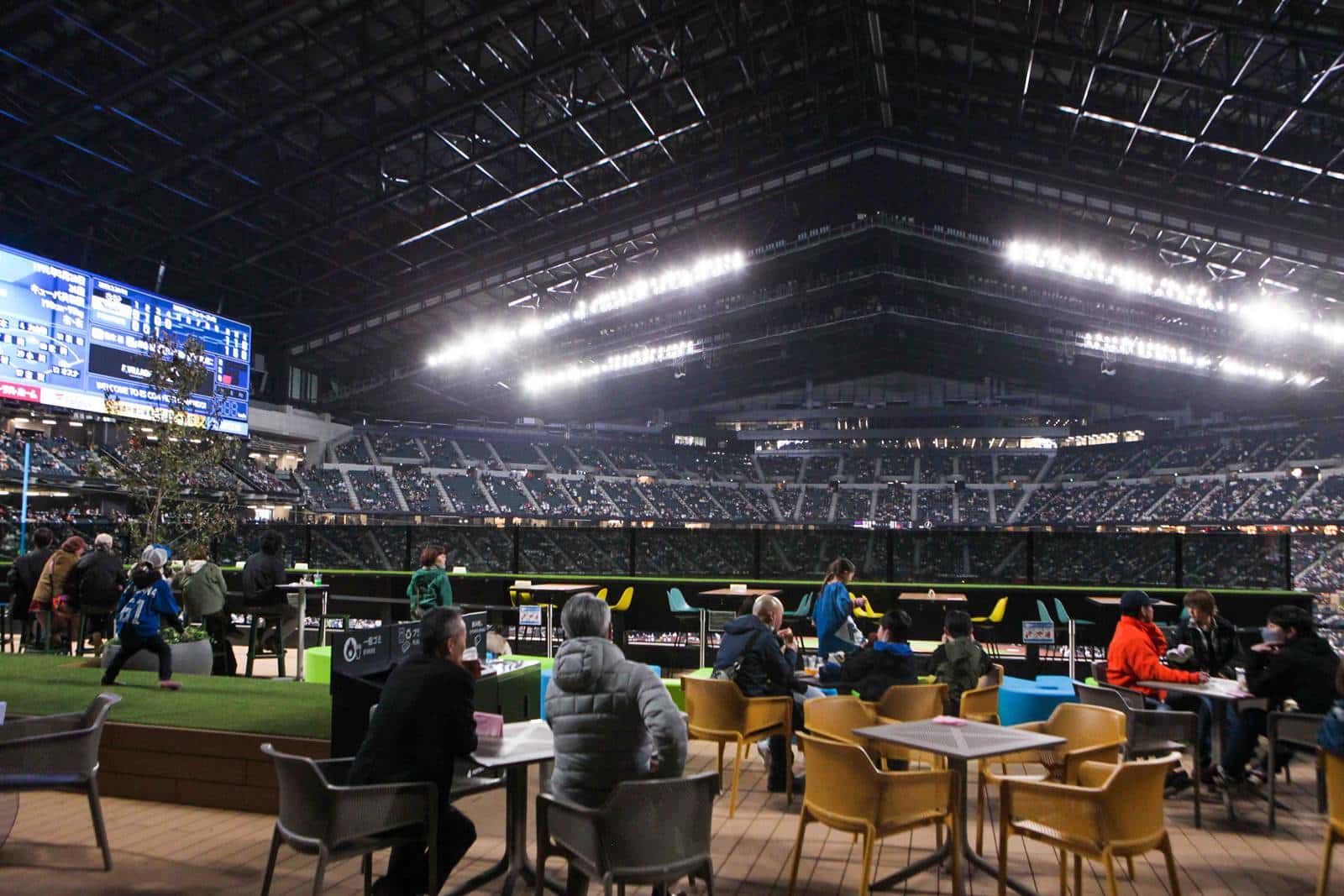 邊泡湯邊看球、晚上睡在球場裡！開箱日本職棒火腿隊最新主場，非球迷也驚喜｜天下雜誌