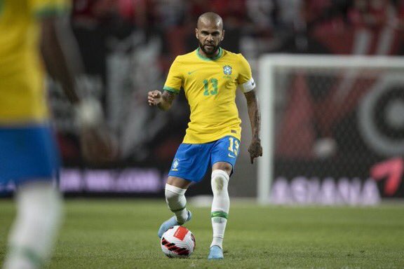 Dani Alves no fue convocado por Brasil por esta razón