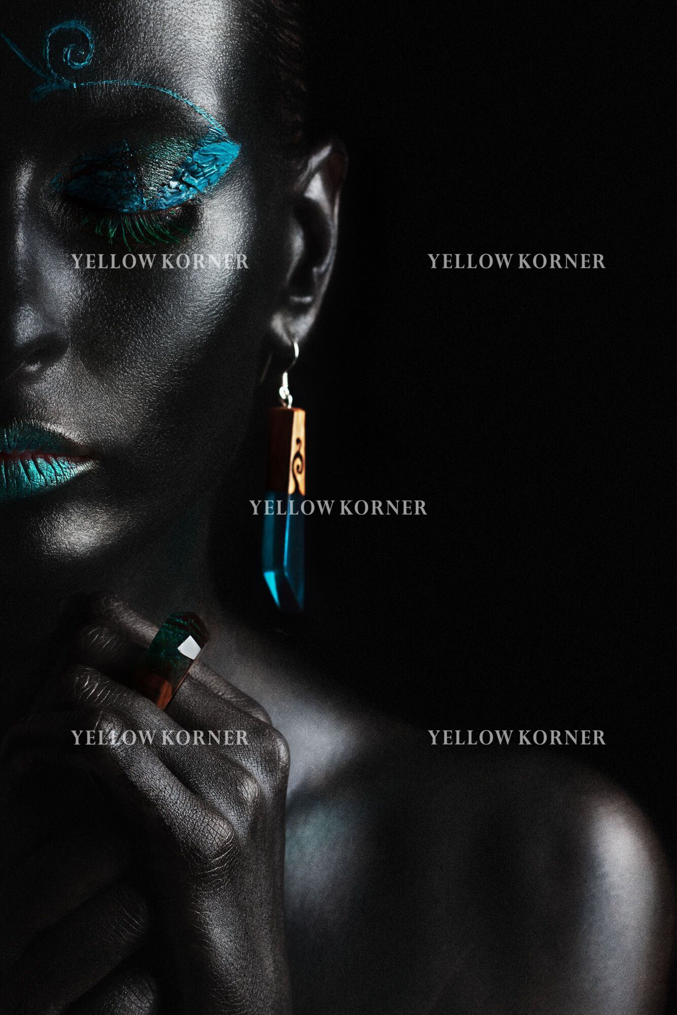 Guide, Femme, Ivan Kovalev · Photographies d'art · YellowKorner