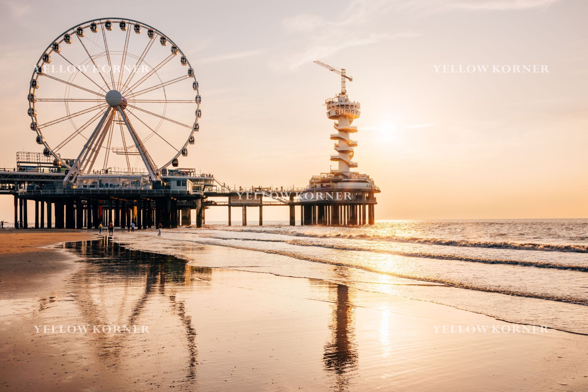 Scheveningen Pier, Seaside, Jörg Wanderer · Art photographs · YellowKorner