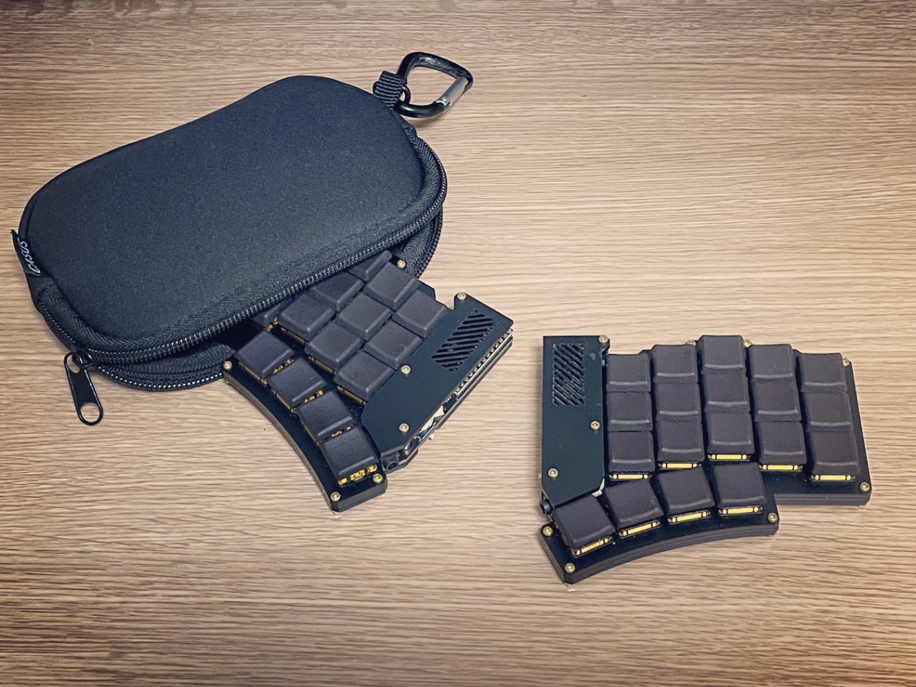 狭ピッチ & 薄型キーボードで、お出かけ先でのタイピングを 狭ピッチ & 薄型キーボードで、お出かけ先でのタイピングを